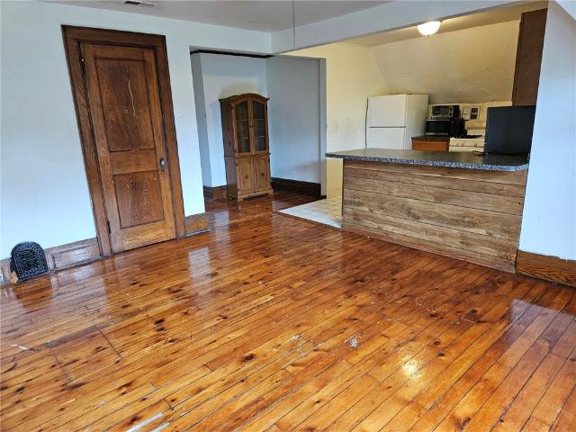 Apartment: MLS #R1695