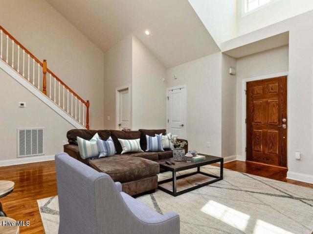 Apartment: MLS #100586
