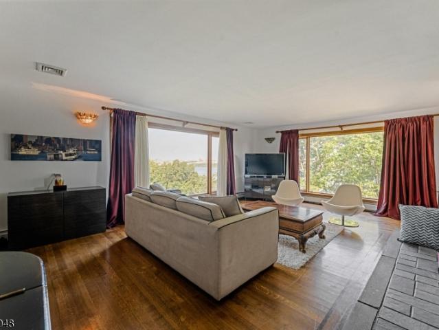Apartment: MLS #4051