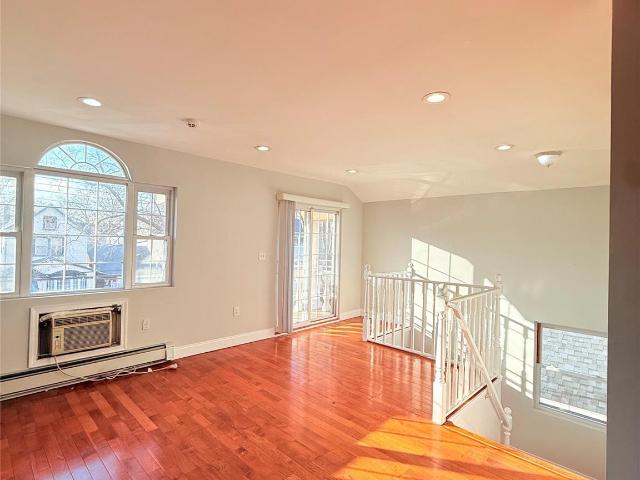 Apartment: MLS #977034