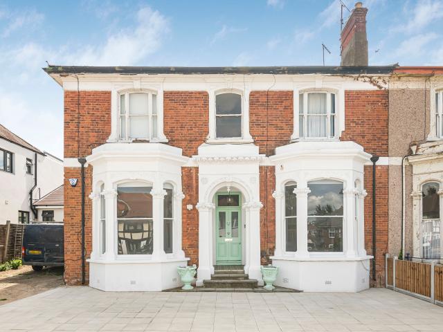 apartment Nether Street, London, N12