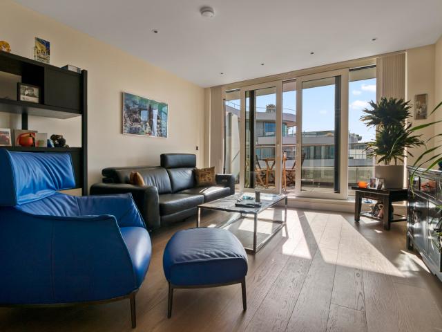 apartment Sopwith Way, London, SW11