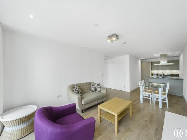 apartment Stratosphere Tower, London E15