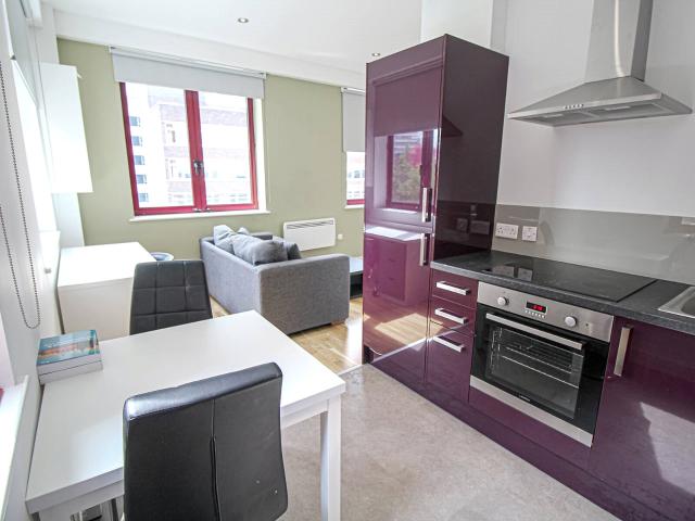 apartment Q One Residence, Wade Lane, Leeds, LS2 8DS, West Yorkshire, GB