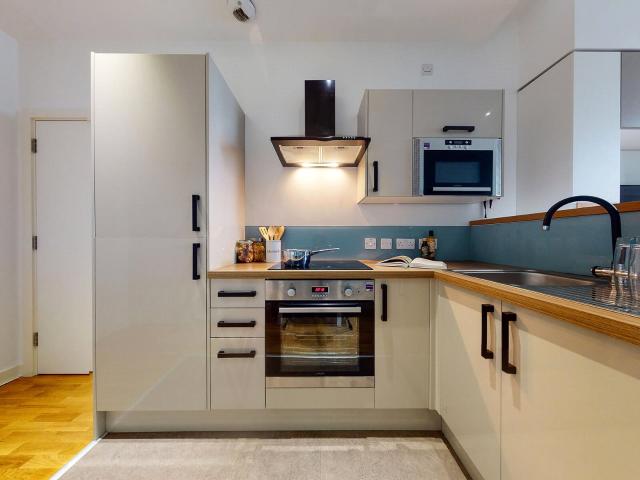 apartment Q One Residence, Wade Lane, Leeds, LS2 8DS, West Yorkshire, GB