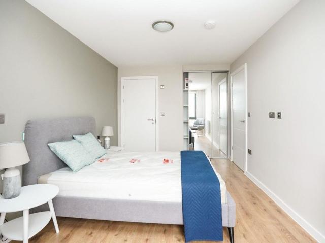 Apartment Quay Central L3, 2 bed flat to rent, £1,150 pcm | PrimeLocation