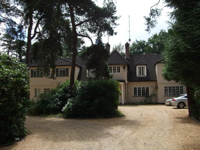 Apartment WokIngham BerkshIre RG40 3LT LS86770450
