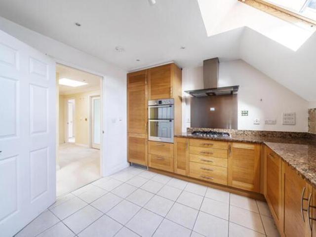 Apartment With 2 Bedroom Esher Surrey DS86643341