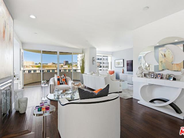 Apartment with terrace and pool
