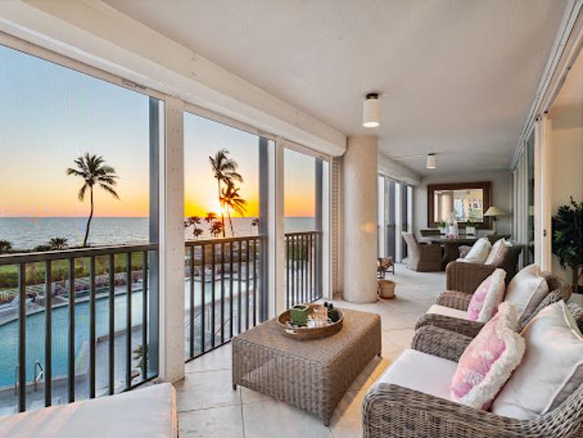 Apartment with terrace and pool
