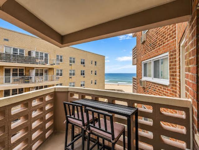 Apartment with terrace and pool