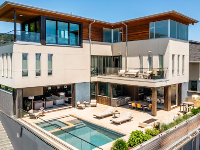 Apartment with terrace and pool