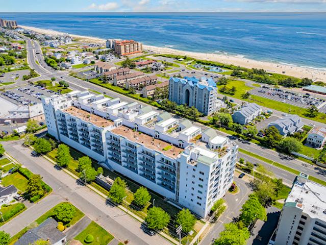 Apartment with terrace and pool