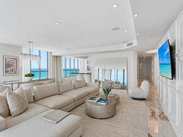 Apartment with pool