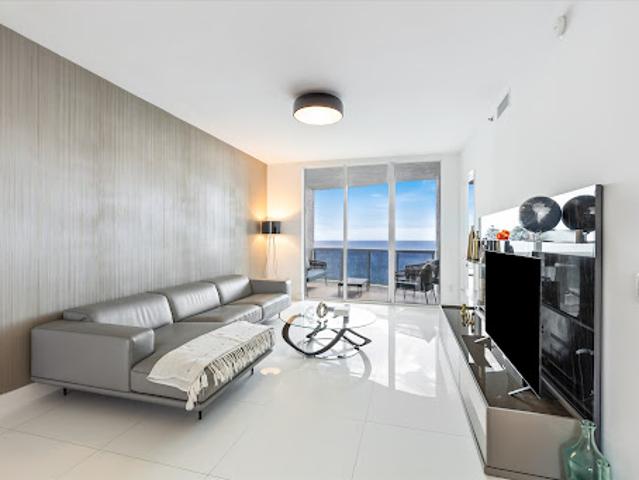 Apartment with pool