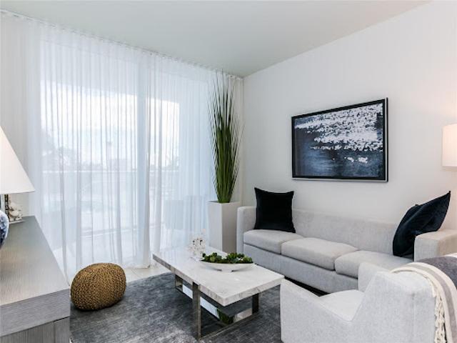 Apartment with pool