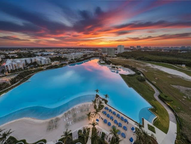 Apartment with pool