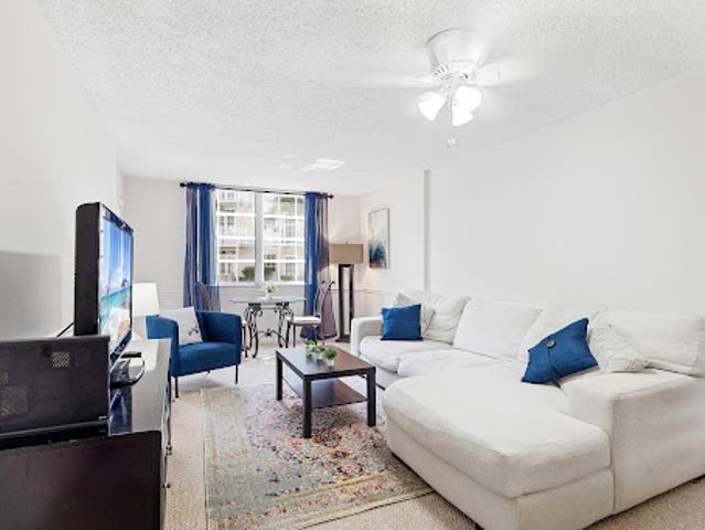 Apartment with pool