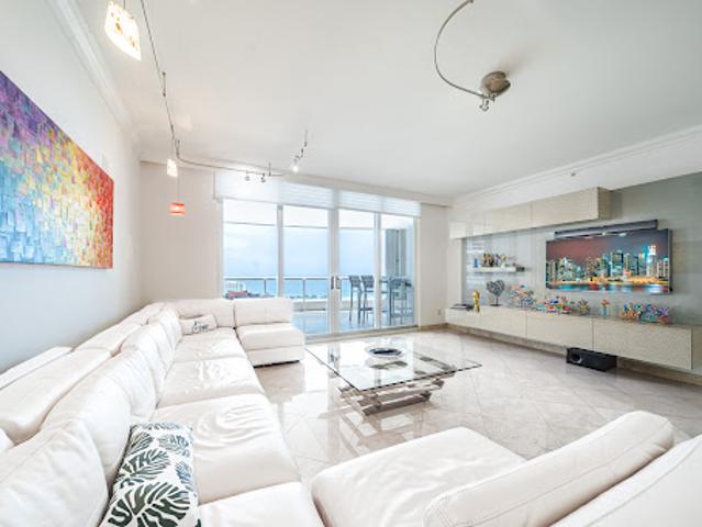 Apartment with pool