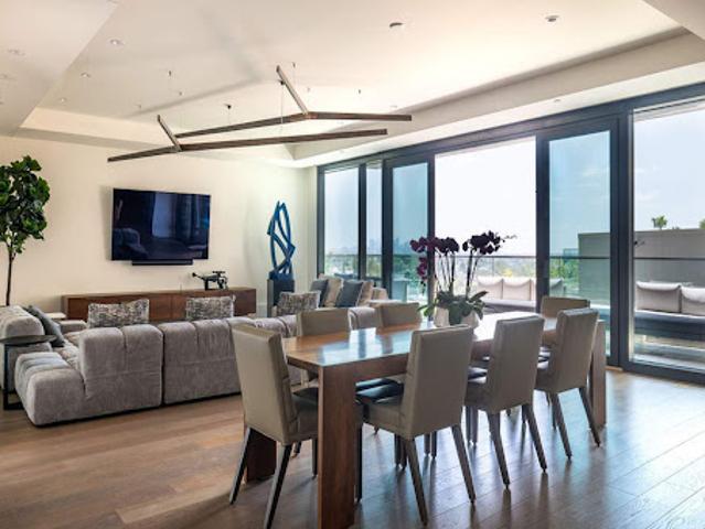 Apartment with pool