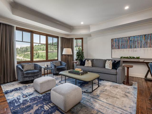 Apartment with pool