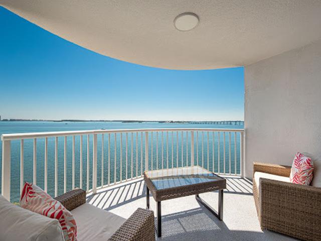 Apartment with pool