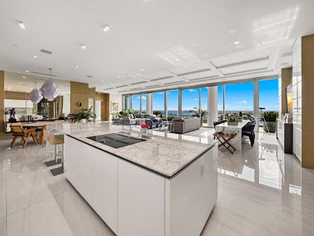 Apartment with pool