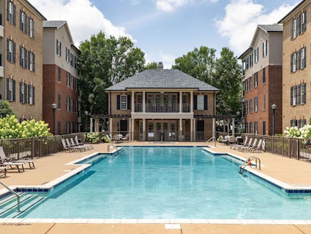 Apartment with pool