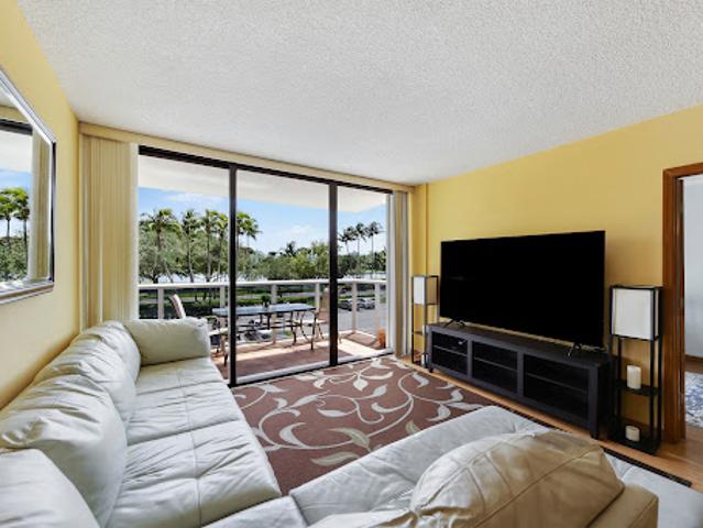 Apartment with pool