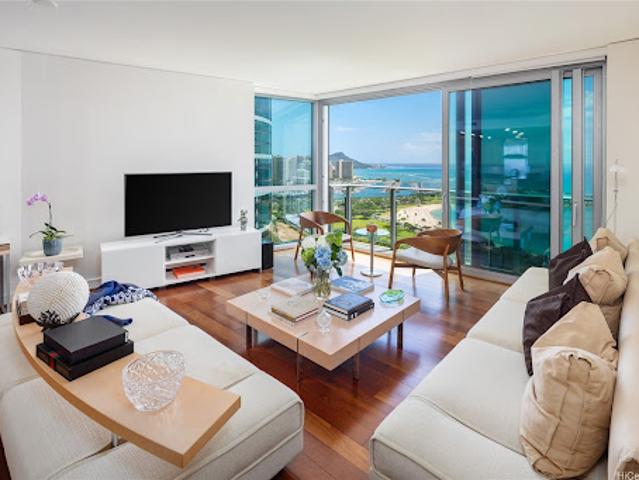 Apartment with pool