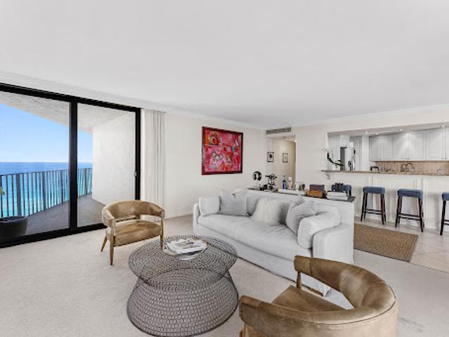Apartment with pool