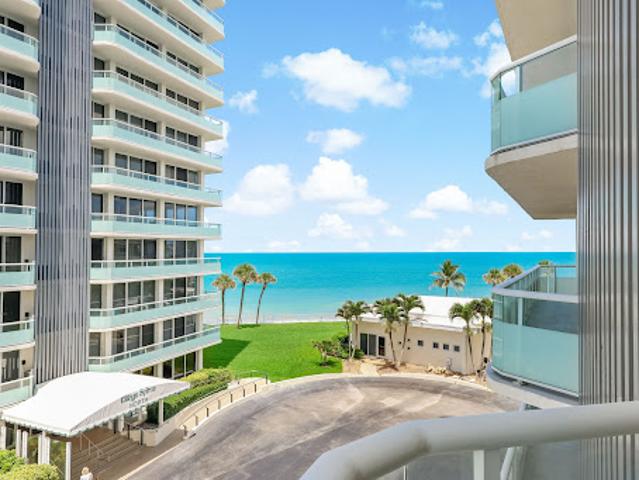 Apartment with pool
