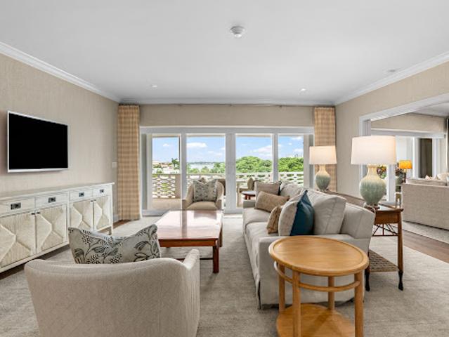 Apartment with pool