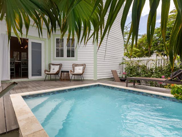 Apartment with pool