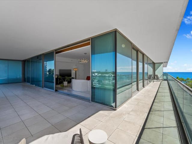 Apartment with pool