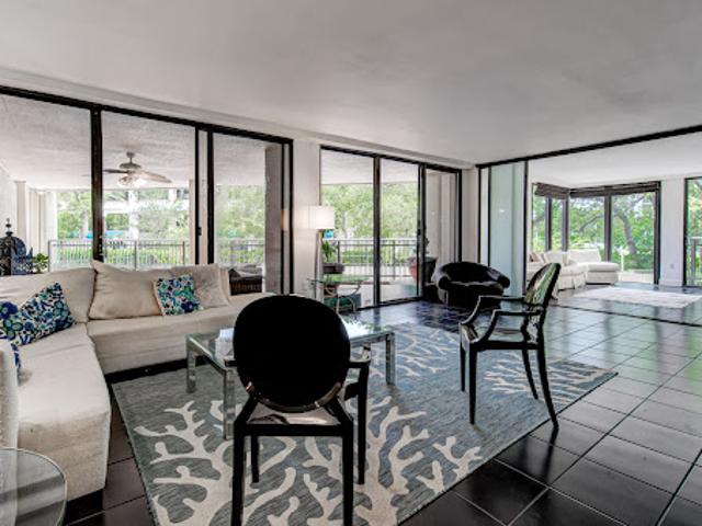 Apartment with pool