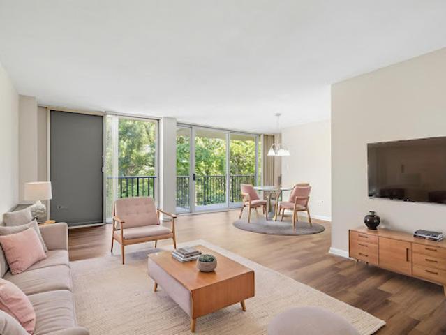 Apartment with pool
