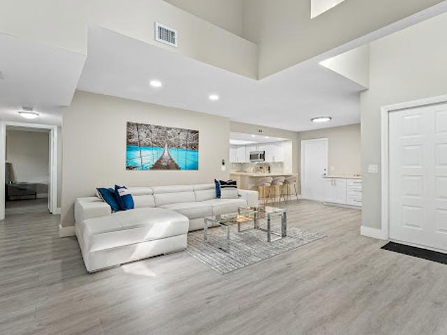 Apartment with pool