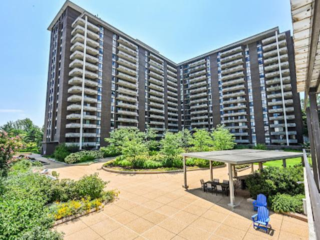 Apartment with pool