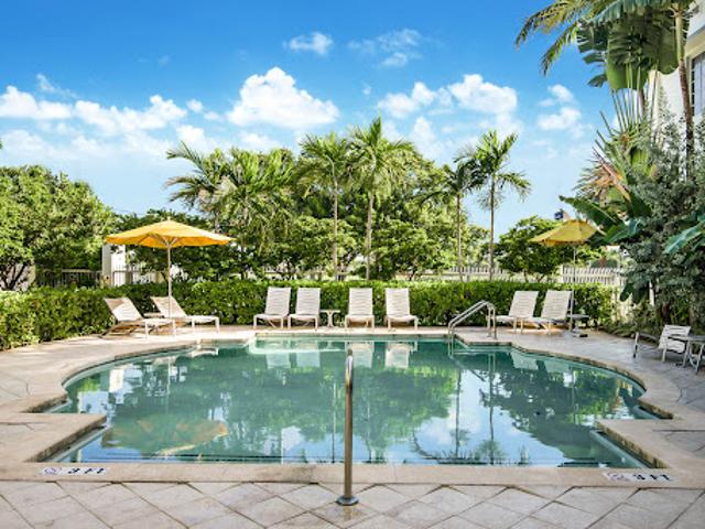 Apartment with pool