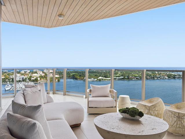 Apartment with pool