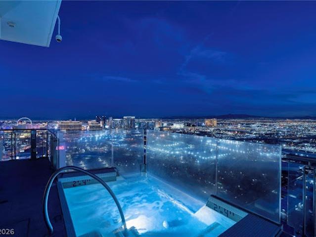 Apartment with pool