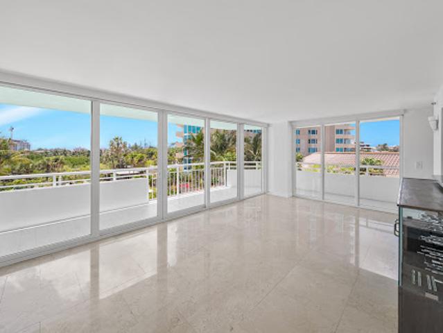 Apartment with pool