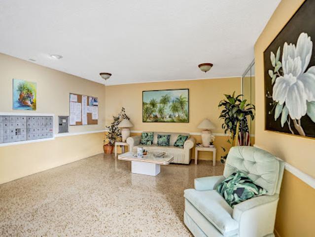 Apartment with pool