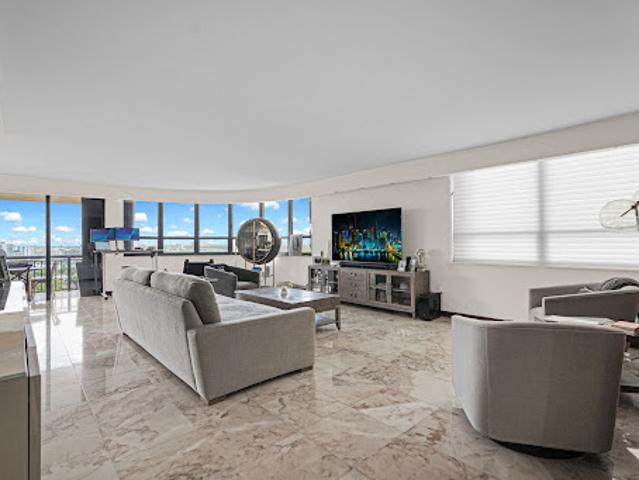 Apartment with pool