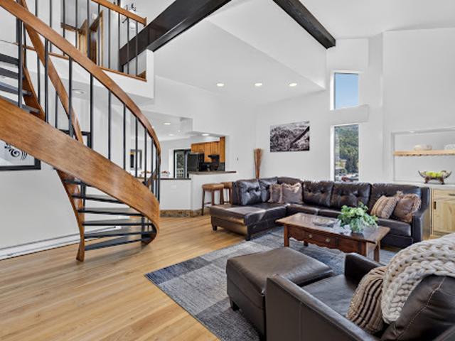 Apartment with pool