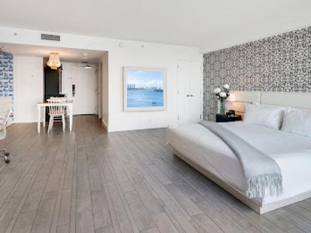 Apartment with pool