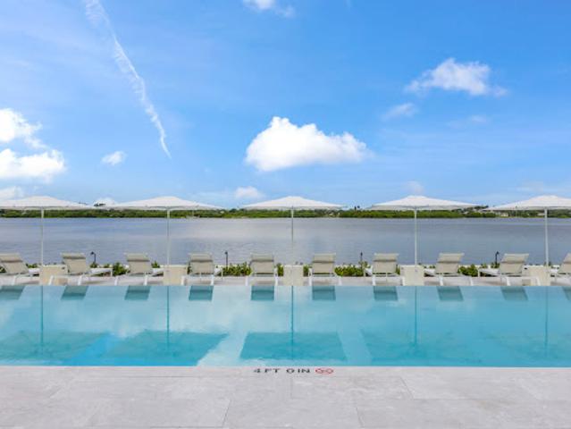 Apartment with pool