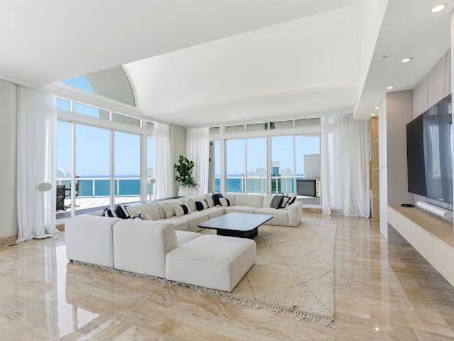 Apartment with pool
