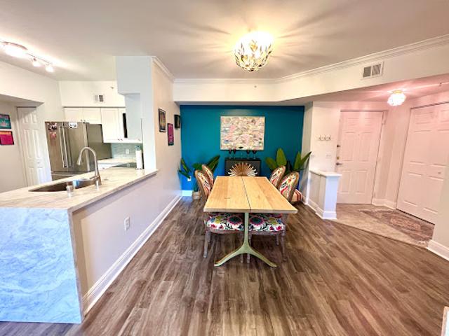 Apartment with pool